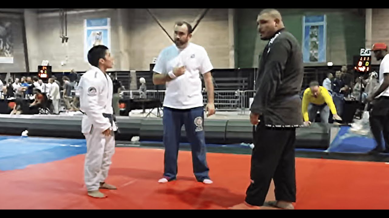 Rooster Weight Submits Heavy Weight In An Intense Jiu-Jitsu Match - YouTube
