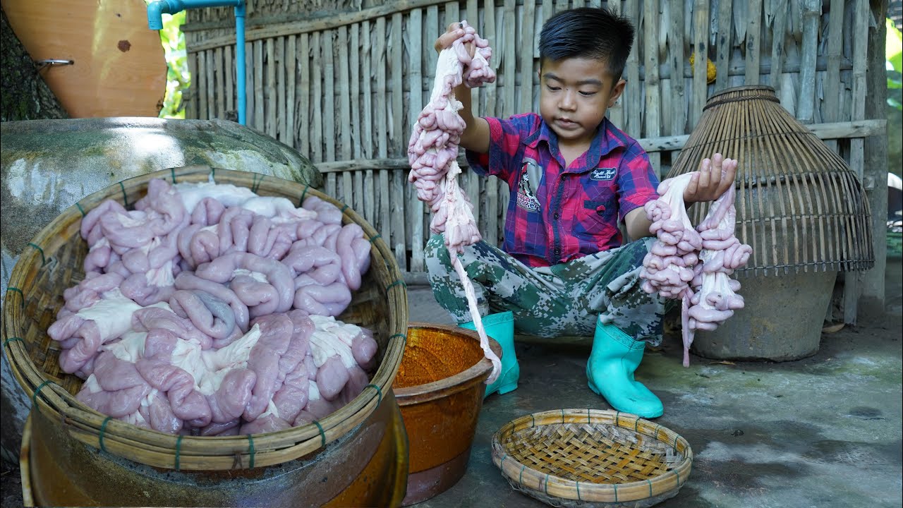 Yummy pork intestine cooking / Seyhak cooks pork intestine with his ...