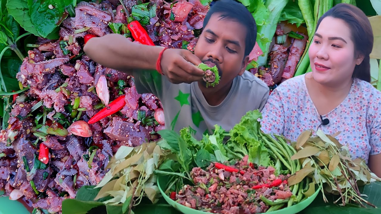 ก้อยเนื้อขมๆ กับบรรยากาศครึ้มๆ กินแซ่บแบบบ้านๆ | Chhuny Nuch - YouTube