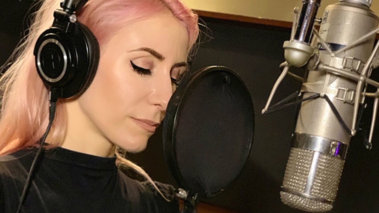 Vee - I Feel It In My Body (Official Music Video) - YouTube