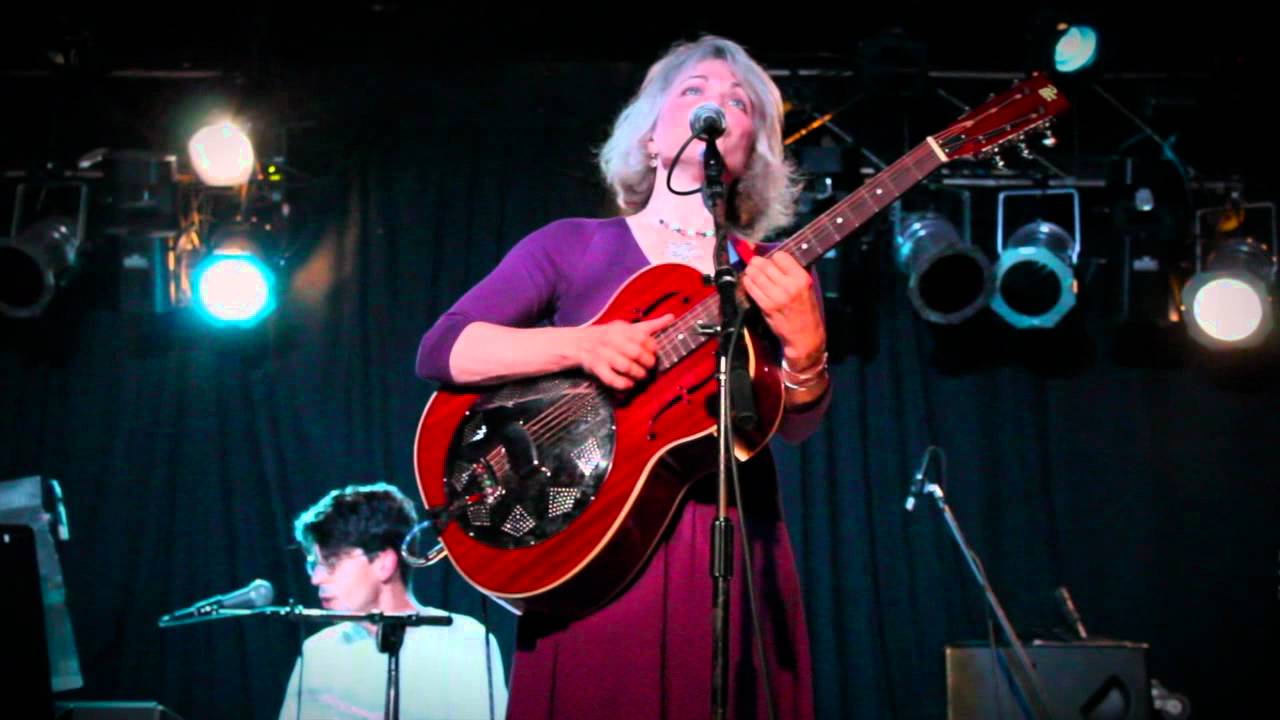 Paula Sinclair - Refuge of the road (Joni Mitchell Tribute) - YouTube