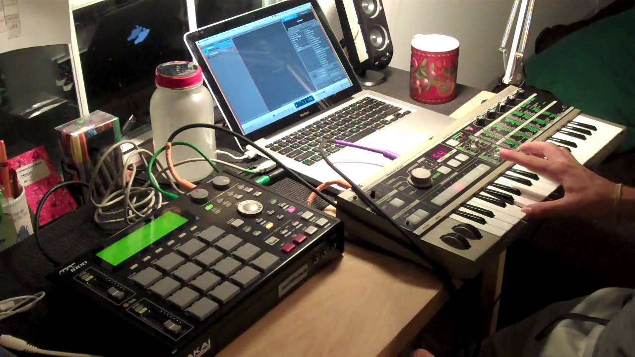 Making a sample beat on the AKAI MPC1000 - YouTube