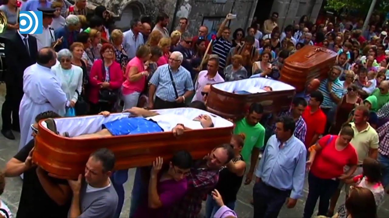 Una procesión de ataúdes abiertos, entre los festejos más raros del ...