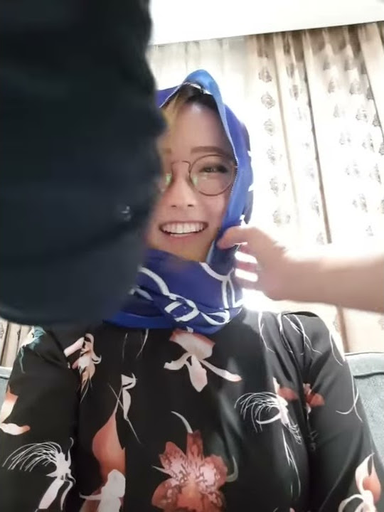 Korean Girl wears Malaysian Duck Tudung(Tudong) - YouTube