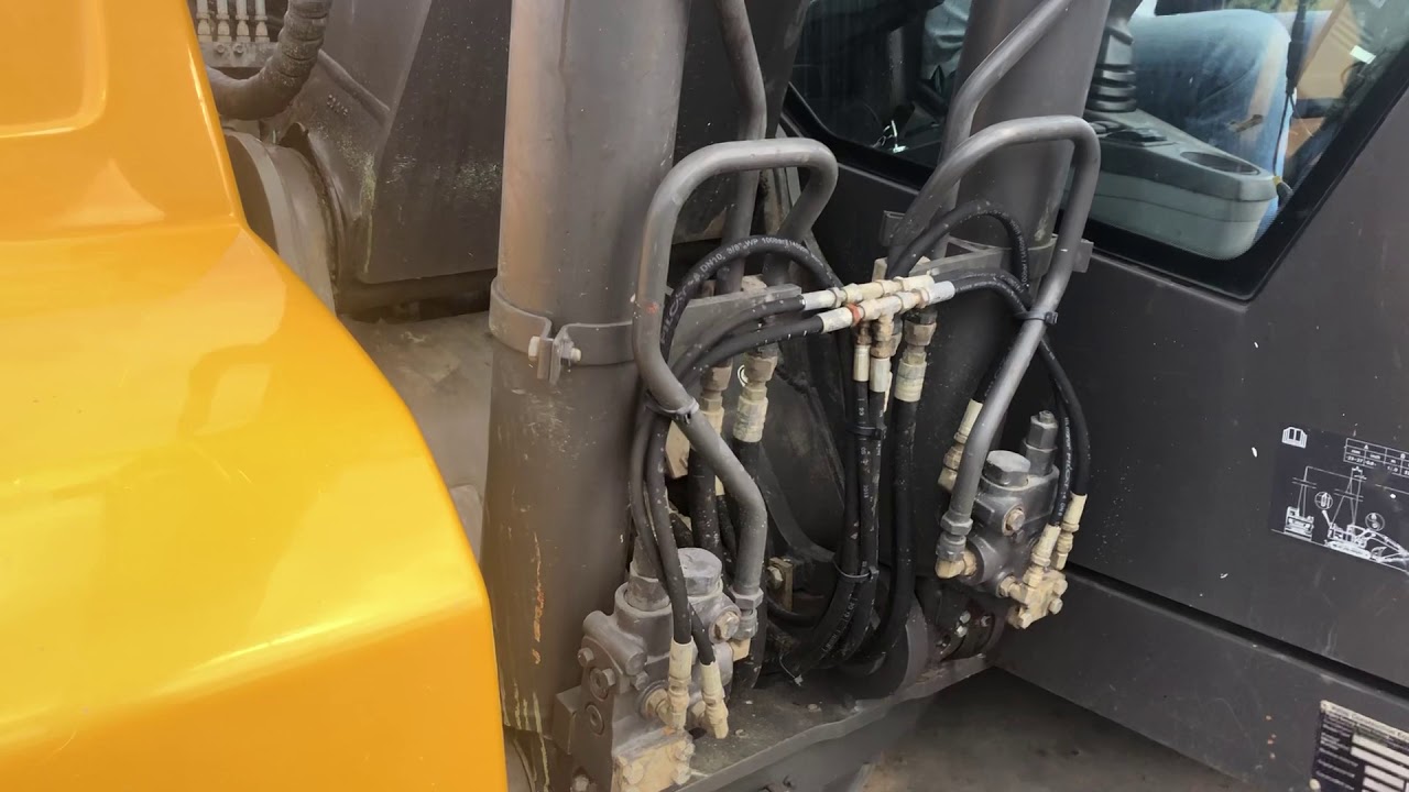 2013 Volvo EC140DL boom foot pin & lift rams - YouTube