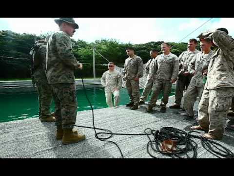 Marines develop hasty tactical water-crossing techniques - YouTube