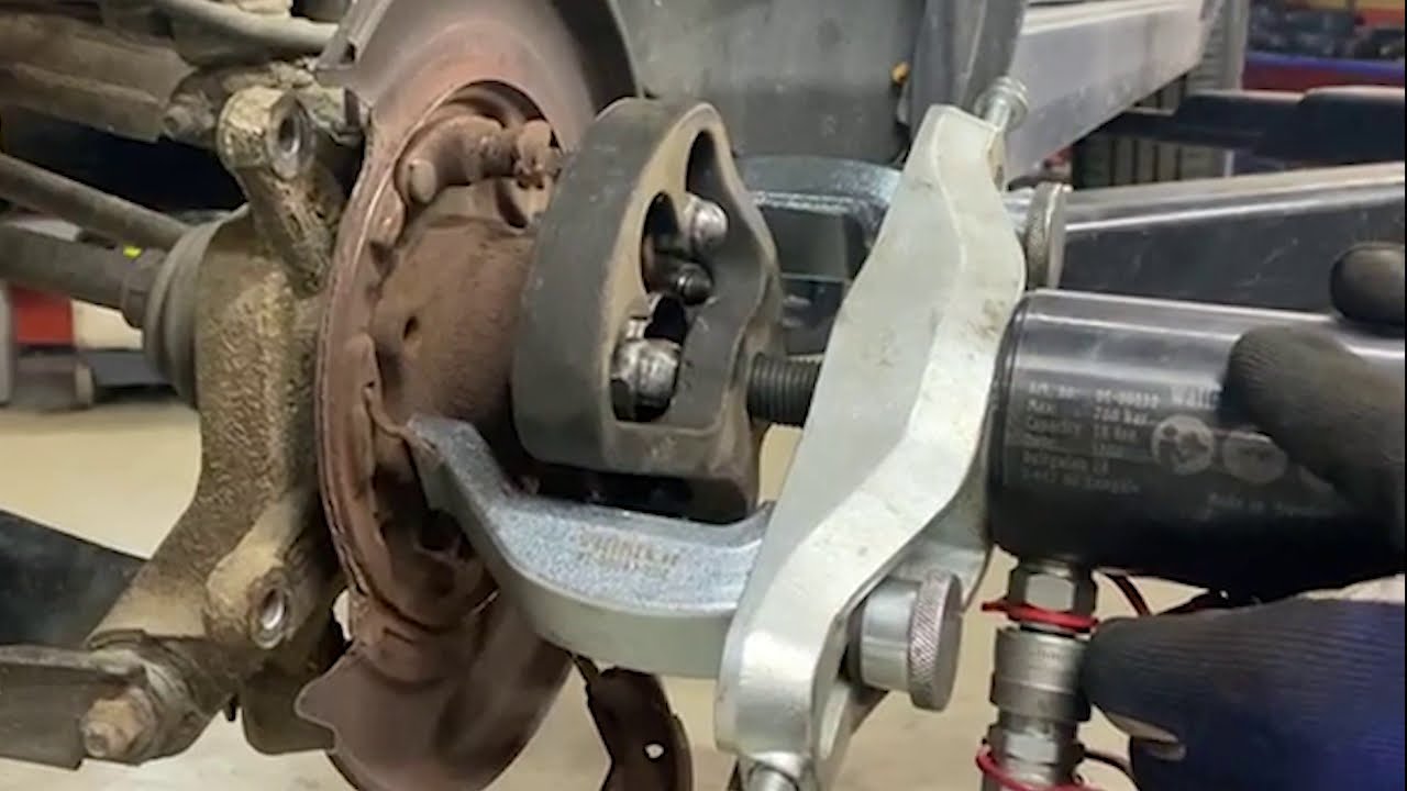 Old rusty wheel bearing/hubs demounting off Subaru XV, rear - YouTube
