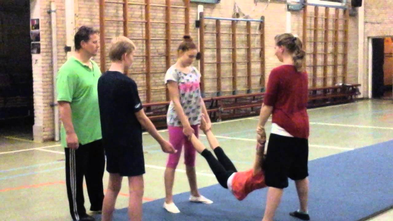 Dwergwerpen met Kira @ Acro Haarlem - YouTube