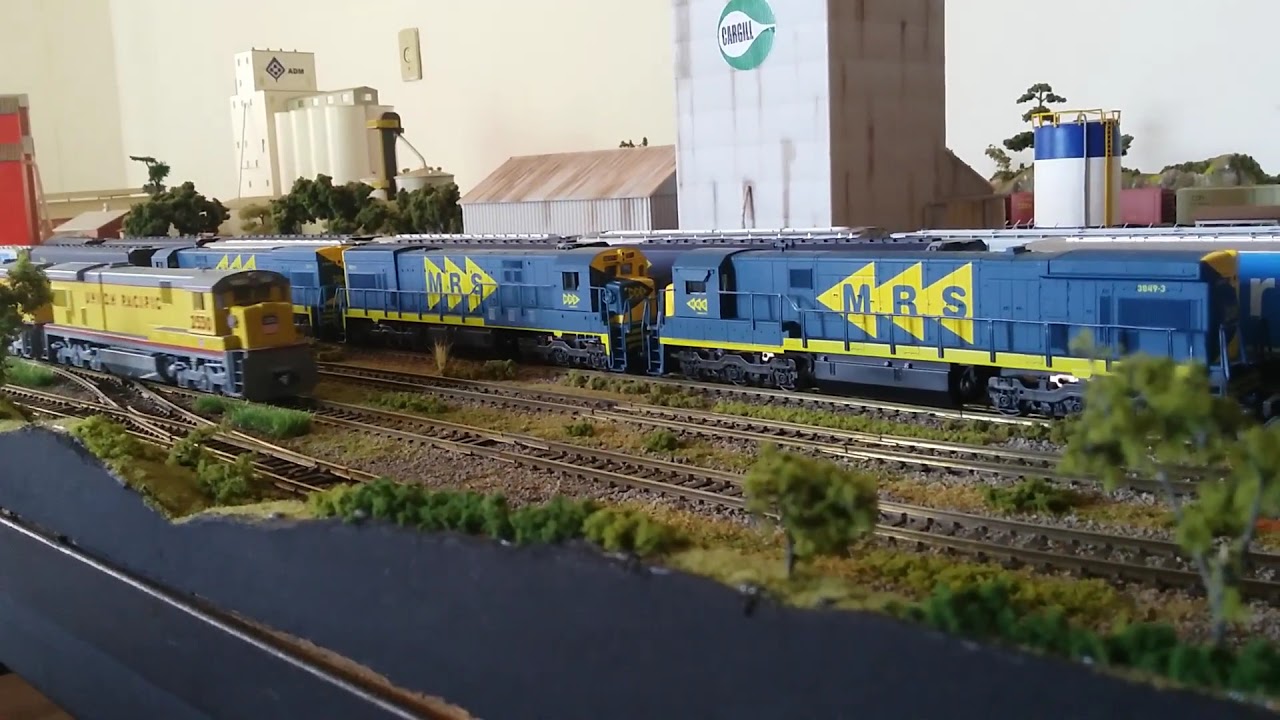 HO Scale: Model Railway in Brazil - Double C30-7 Union Pacific - YouTube