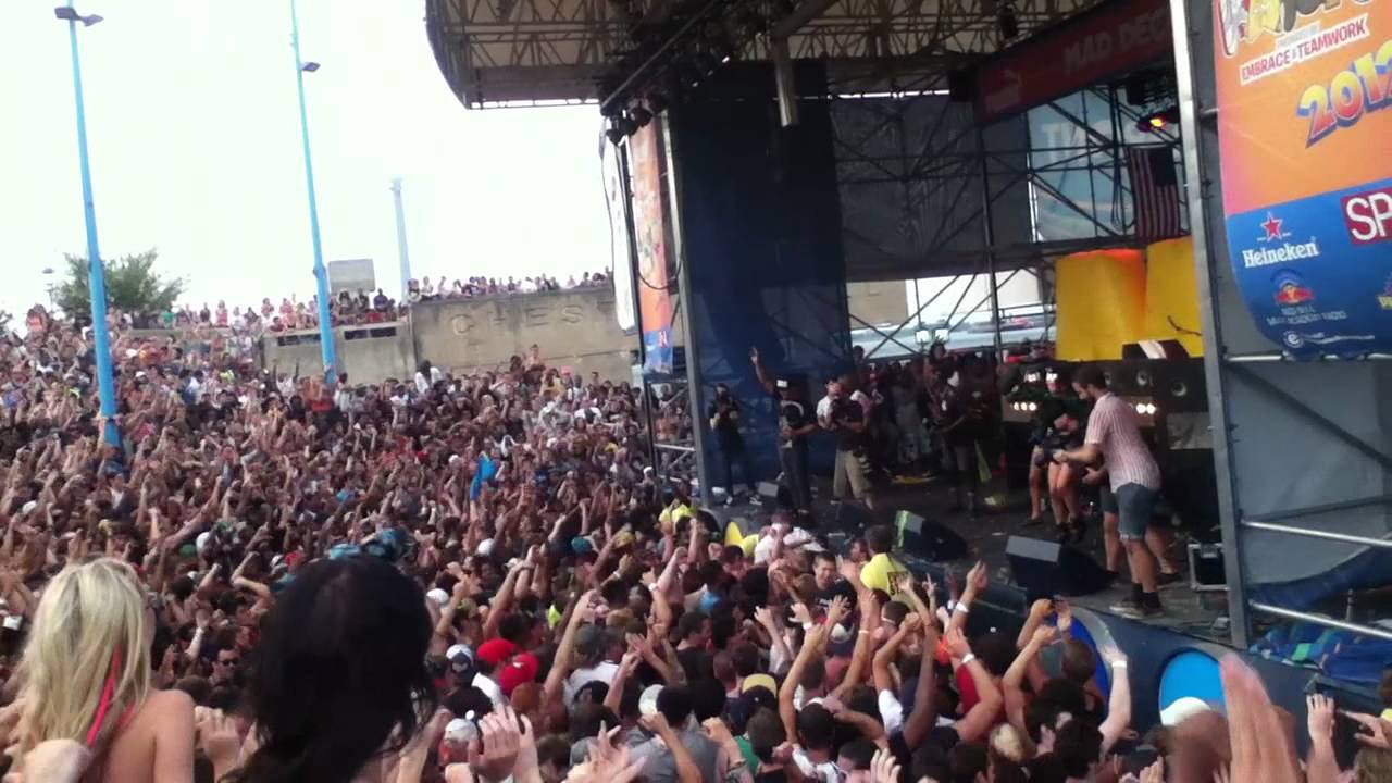 Mad Decent Block Party Philly 2012 - Diplo (Major Lazer) Stage Dives ...