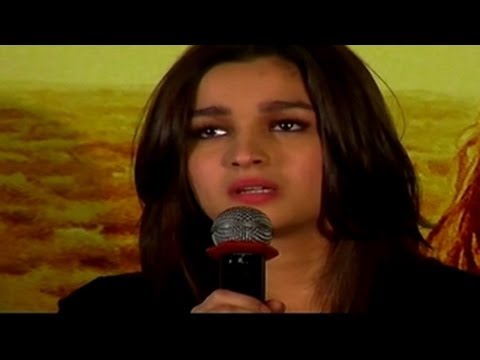 Alia Bhatt CRIES in PUBLIC - YouTube