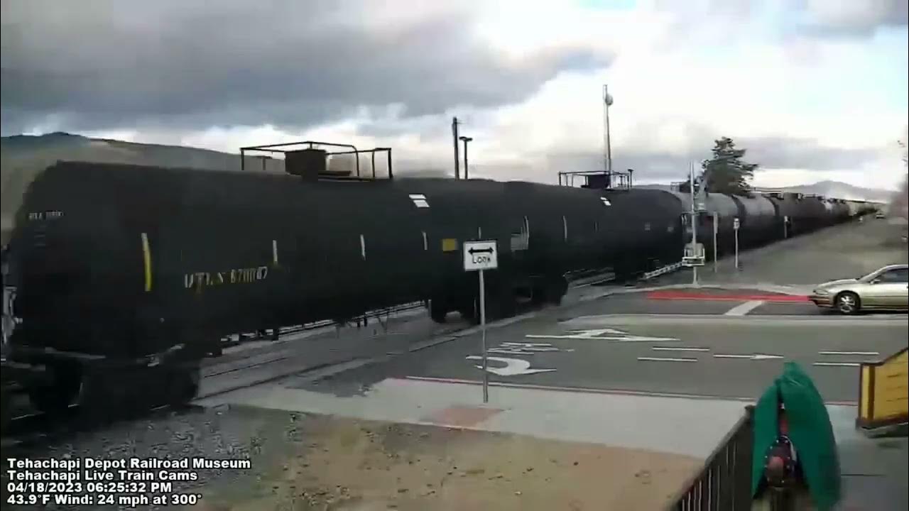 BNSF 5906 leads a manifest with two ex NJT F40PH 4121 & 4122 and a BNSF meet in Tehachapi, CA ...