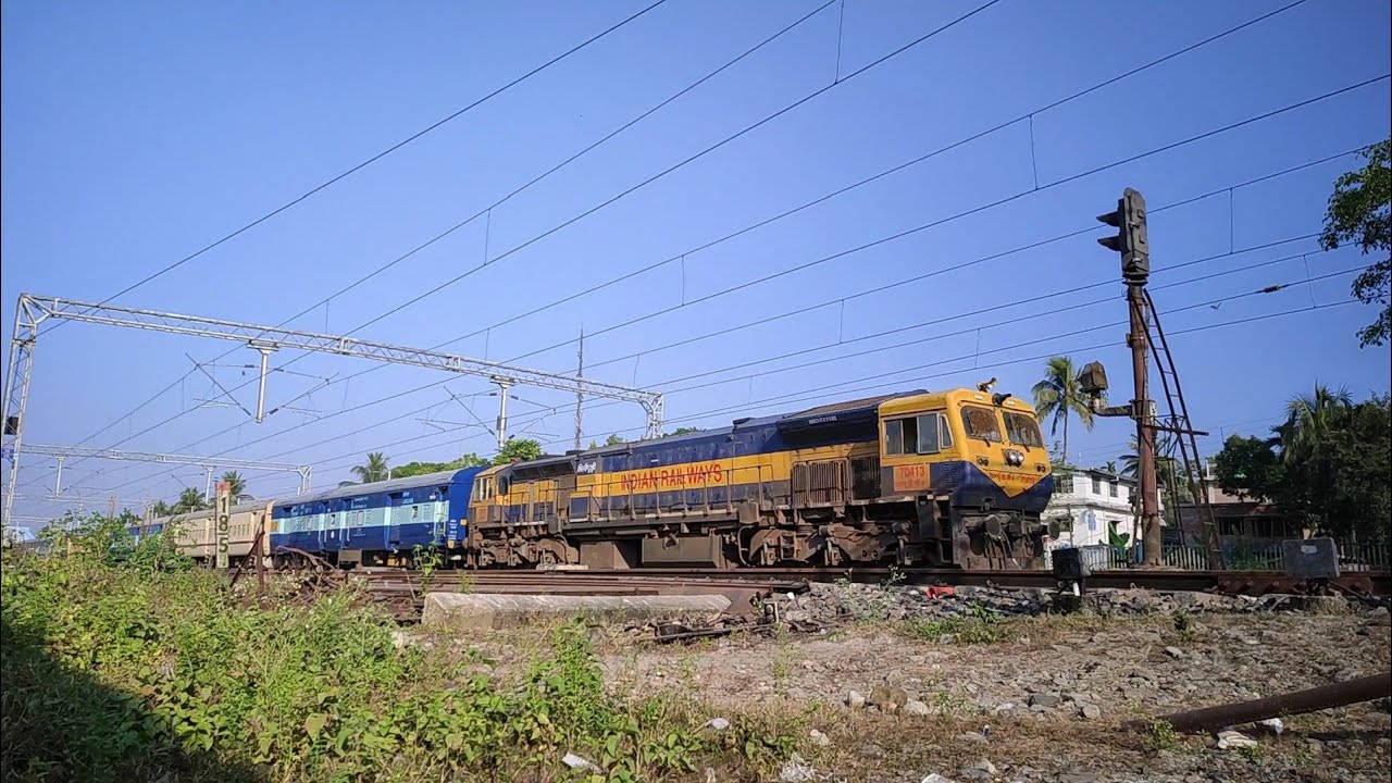 DIESEL FREIGHT LOCOMOTIVE EMD SGUJ WDG4D HAULING NEW JALPAIGURI - NEW ...