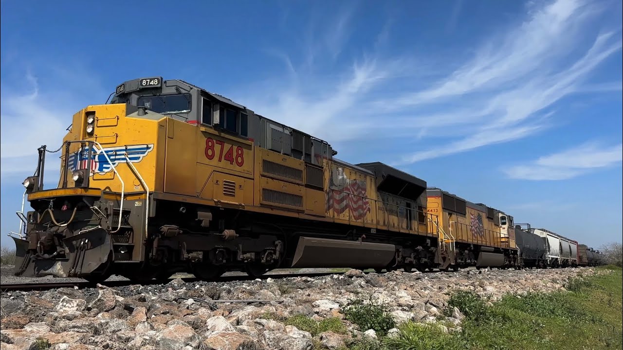 UP SD70ACe 8748 & SD70M Lead M-EWOL - YouTube