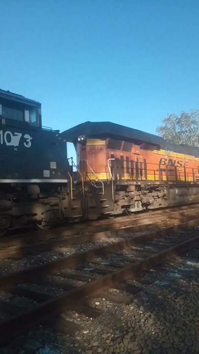 Bnsf ES44DC 6814 leader friendly crew leads penn centrel heritage at Galveston sub #railfan ...