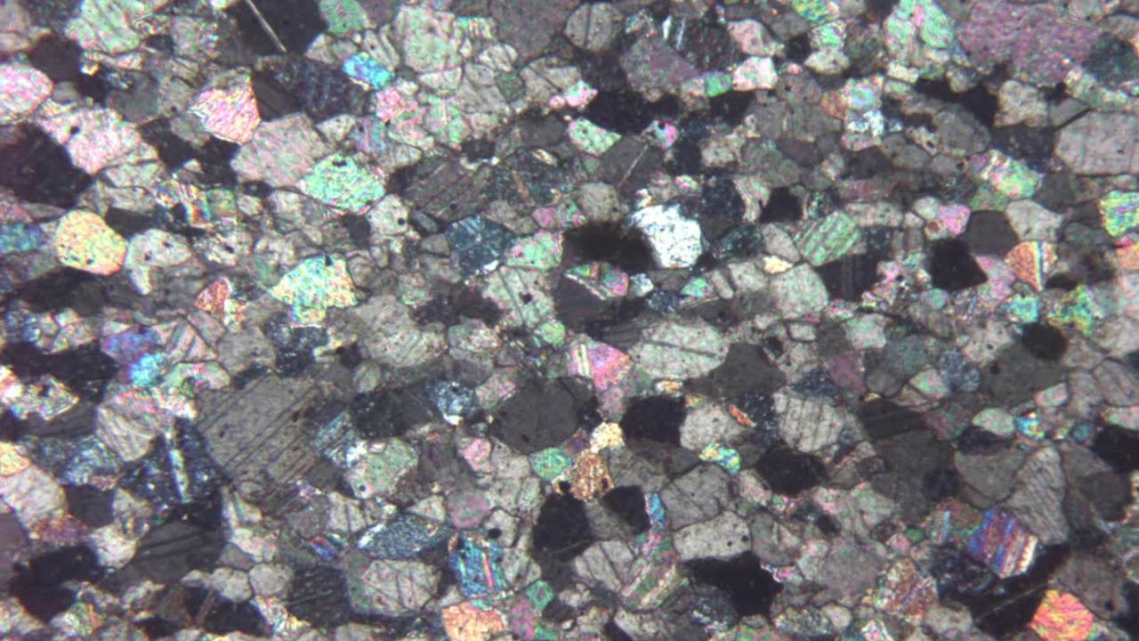 Marbre (calcite recristallisée) au microscope polarisant (LPA) - YouTube