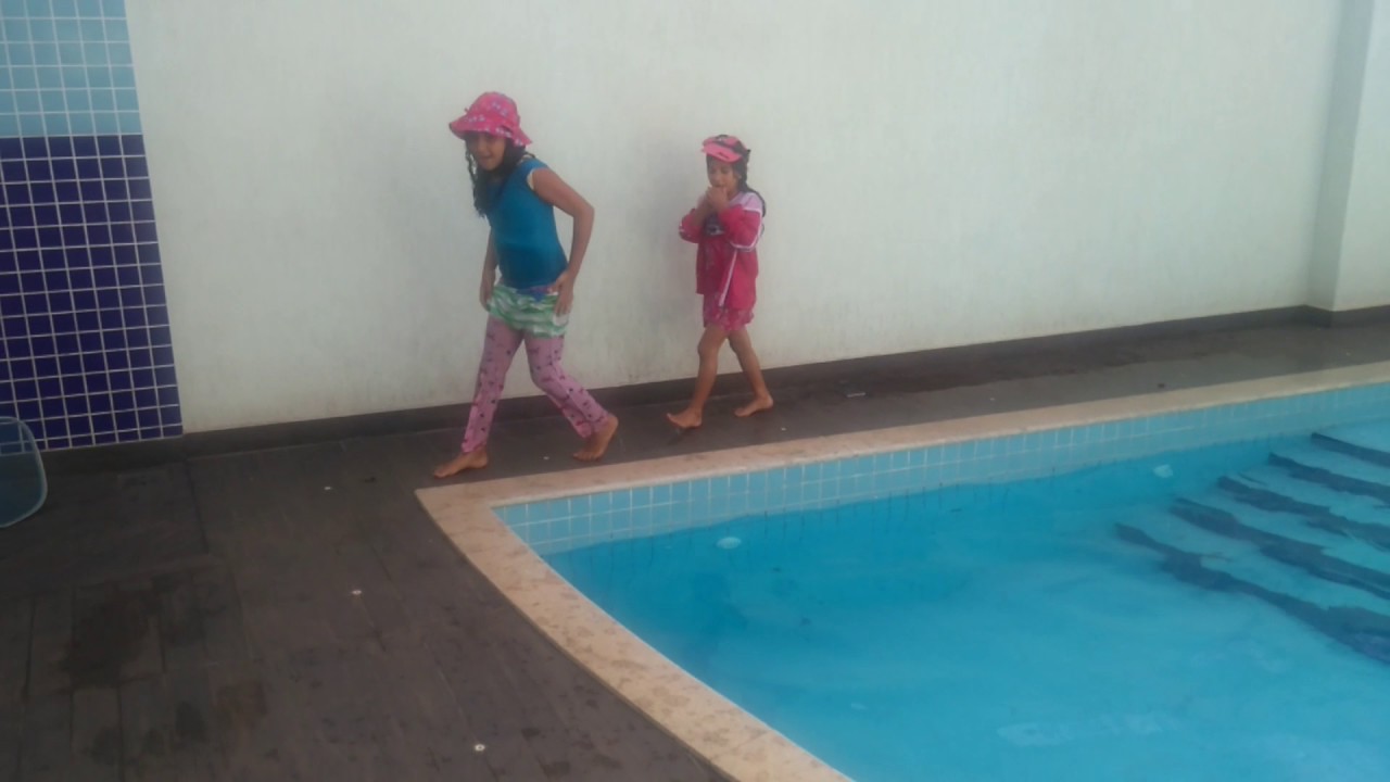 DESAFIO DE VESTIR AS ROUPAS NA PISCINA - YouTube
