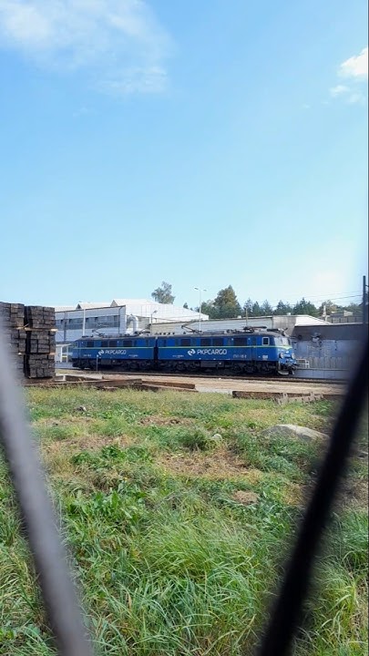 ET41-105 przejeżdża luzem przez Grybów - YouTube