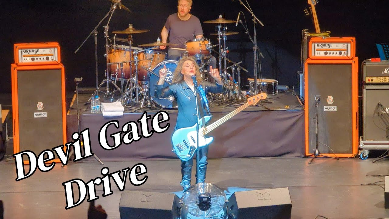 SUZI QUATRO - LIVE - DEVIL GATE DRIVE - 12.12.2022 - Friedrichstadt-Palast Berlin (Germany ...