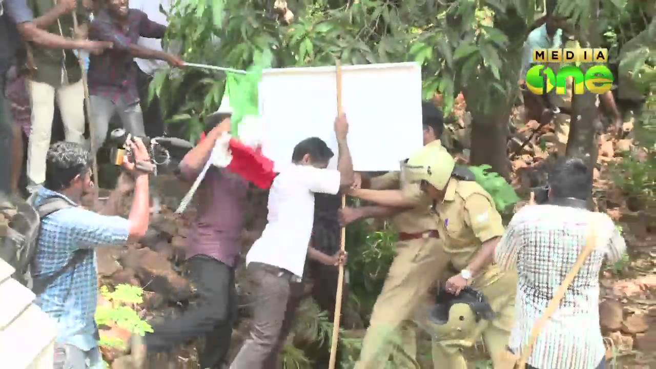 Police lathicharge against Welfare Party march - YouTube