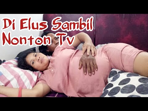 Bumil Elus Perut Sambil Nonton Tv Bareng Suami