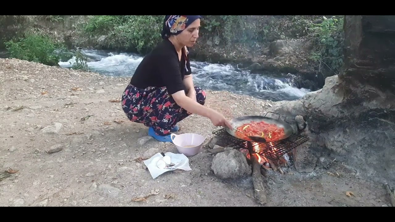 Yok böyle bi menemen tarifi Çay kenarında tek başına menemen keyfi 👌👌 ...