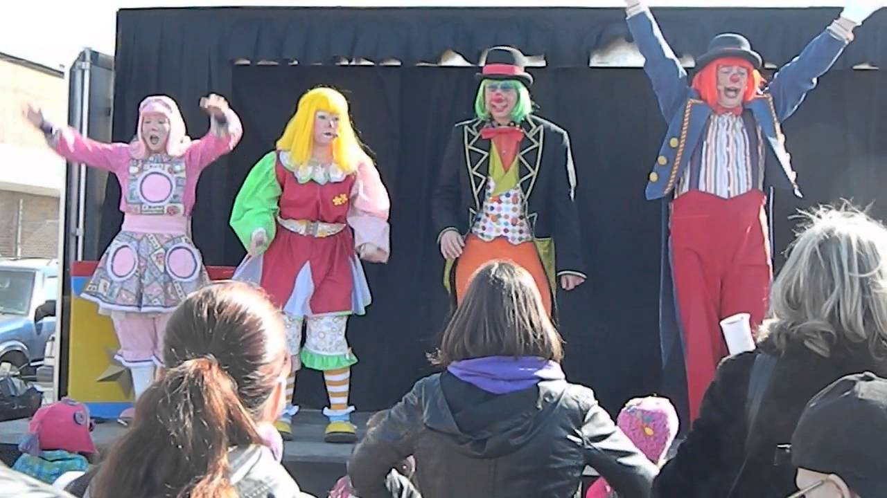 Les Clowns du Carrousel - YouTube