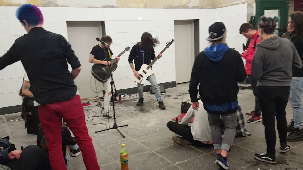 Berlin Punk Rock spontanes Konzert Punkkonzert Bahnhof Alternative Free ...