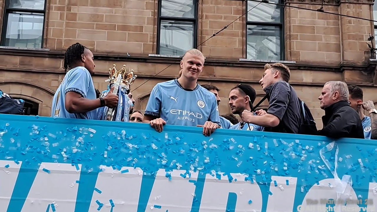 Man City Champions 4-in-a-row Parade 2023/24 - YouTube