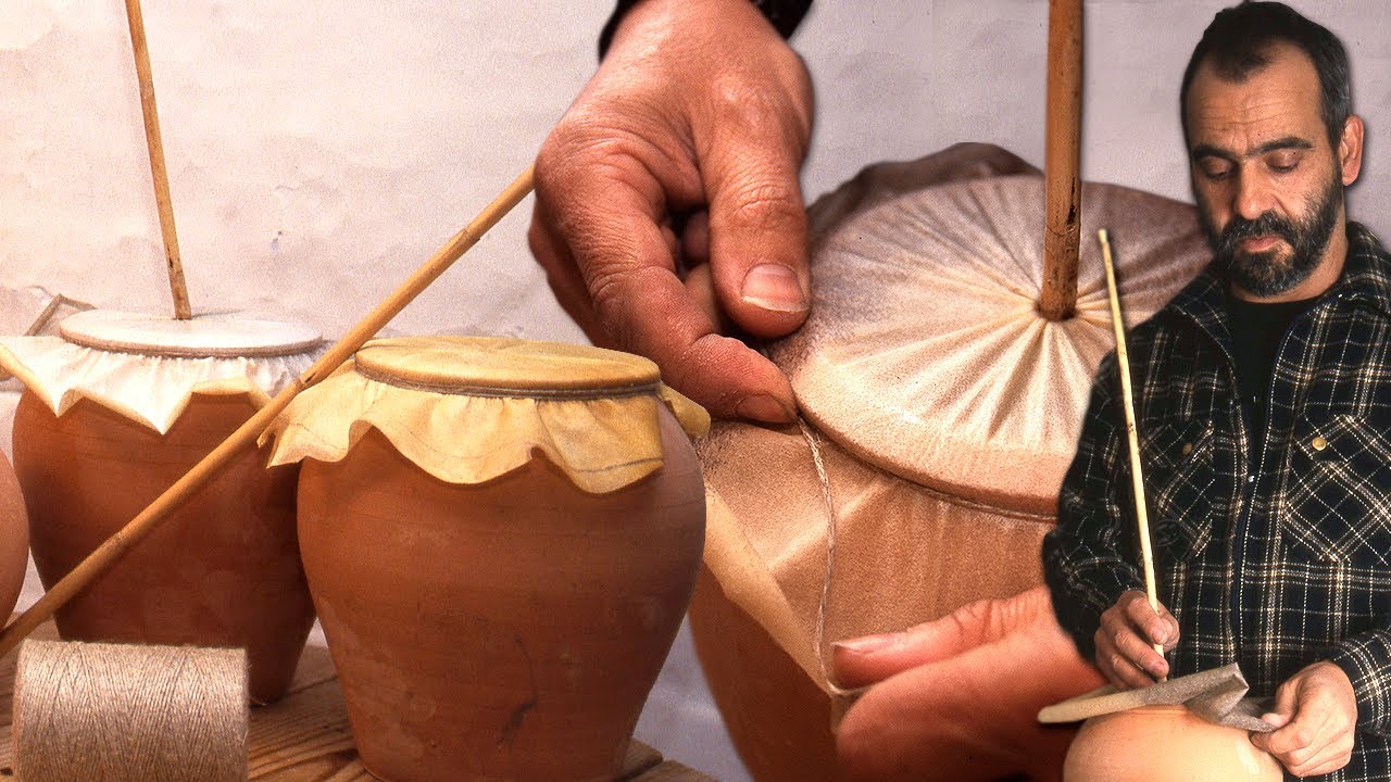 ZAMBOMBA o tambor de frotamiento hecho con piel, barro y caña. Así ...
