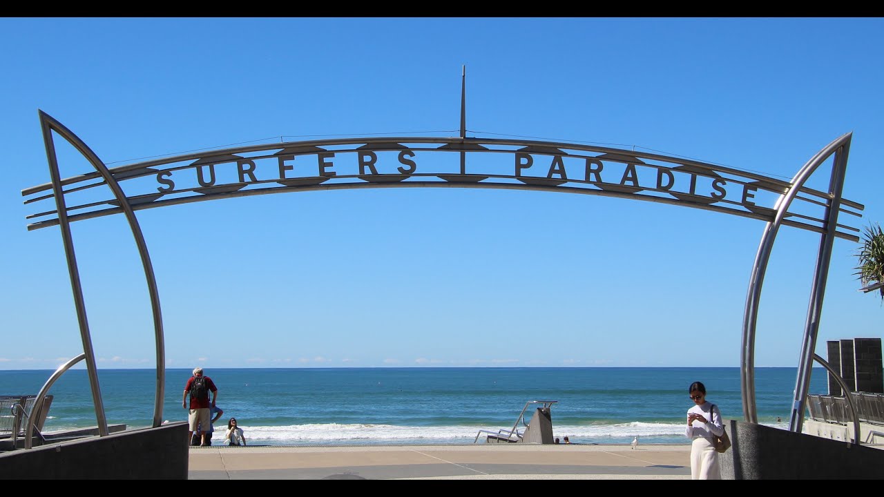 Black Country wench taking photos of........Surfers Paradise, Gold ...