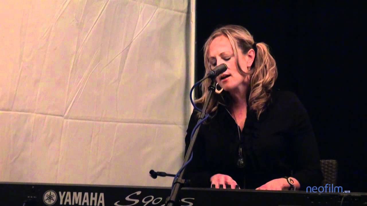 Nicole Witt live performing "Makes Me Love You Like I Do" - YouTube