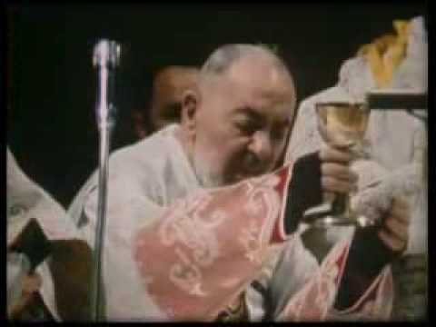 Padre Pio Celebrabrando la Eucaristía Diciendo misa Celebrates the ...