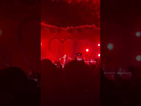 Sabrina Carpenter - Fast Times (EICS tour) - YouTube