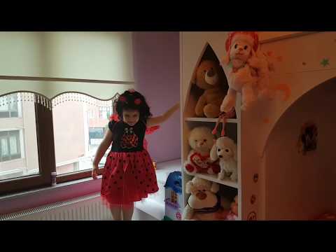 Yağmur dolabından elbise seçiyor-eğlenceli çocuk videosu