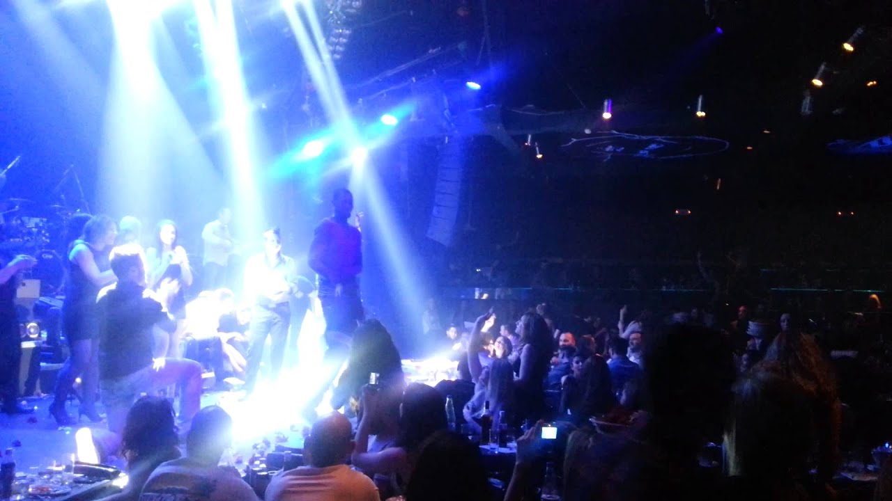 Ο PETWAY ΧΟΡΕΥΕΙ ΜΕ ΒΑΣΙΛΙΚΗ ΝΤΑΝΤΑ CLUB 22 LIVE STAGE - YouTube