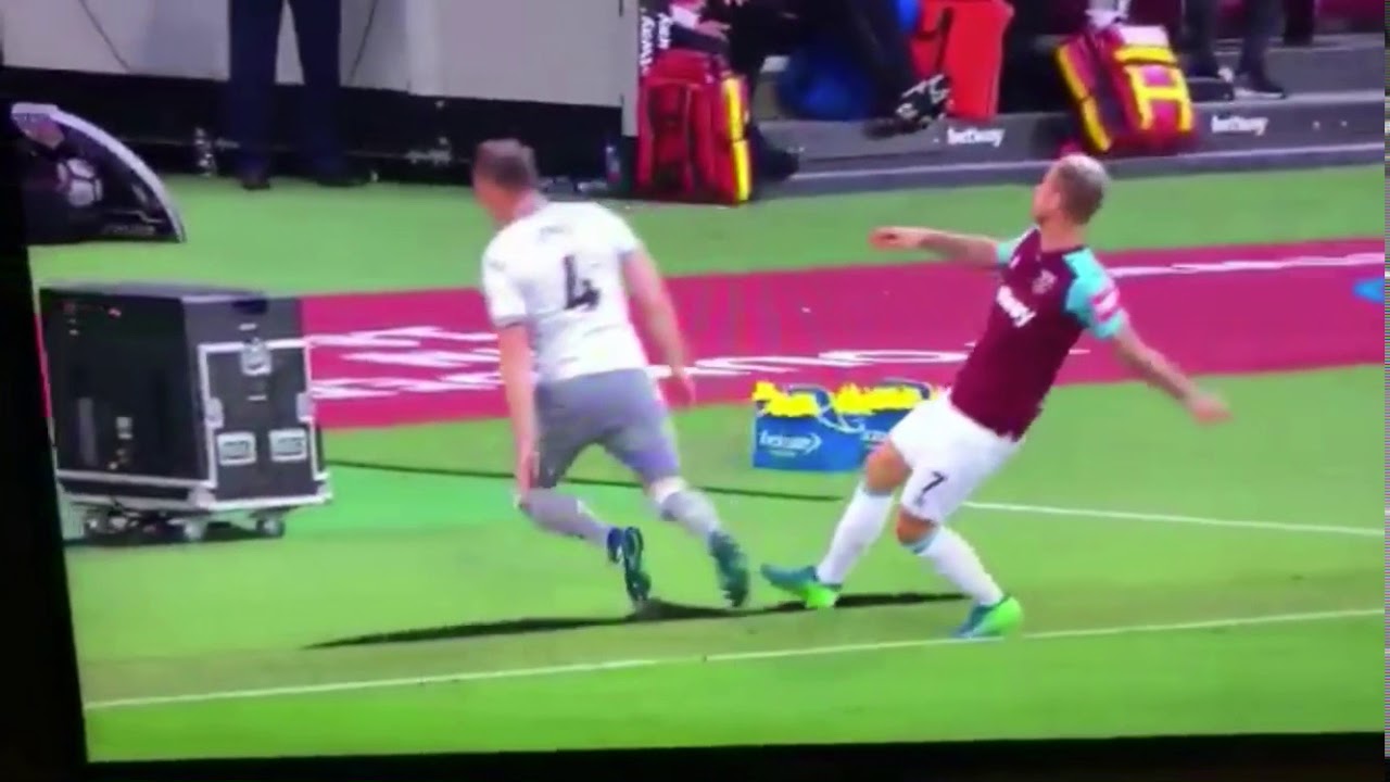 PHIL JONES FALLS OVER ( funny )😂 - YouTube