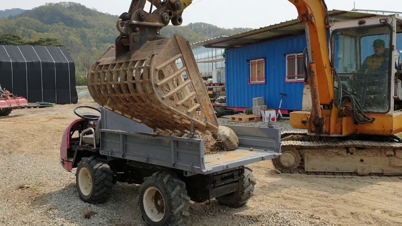 02 포크레인으로 화단에 돌캐내기 Dig into the flower bed(excavate)-굴착기 - YouTube