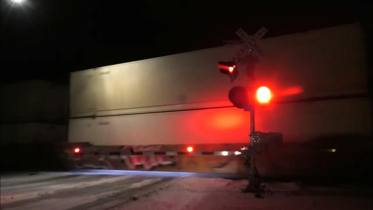 Nice GE K5HL on BNSF 3765 West in Streator, IL 12/26/22 - YouTube