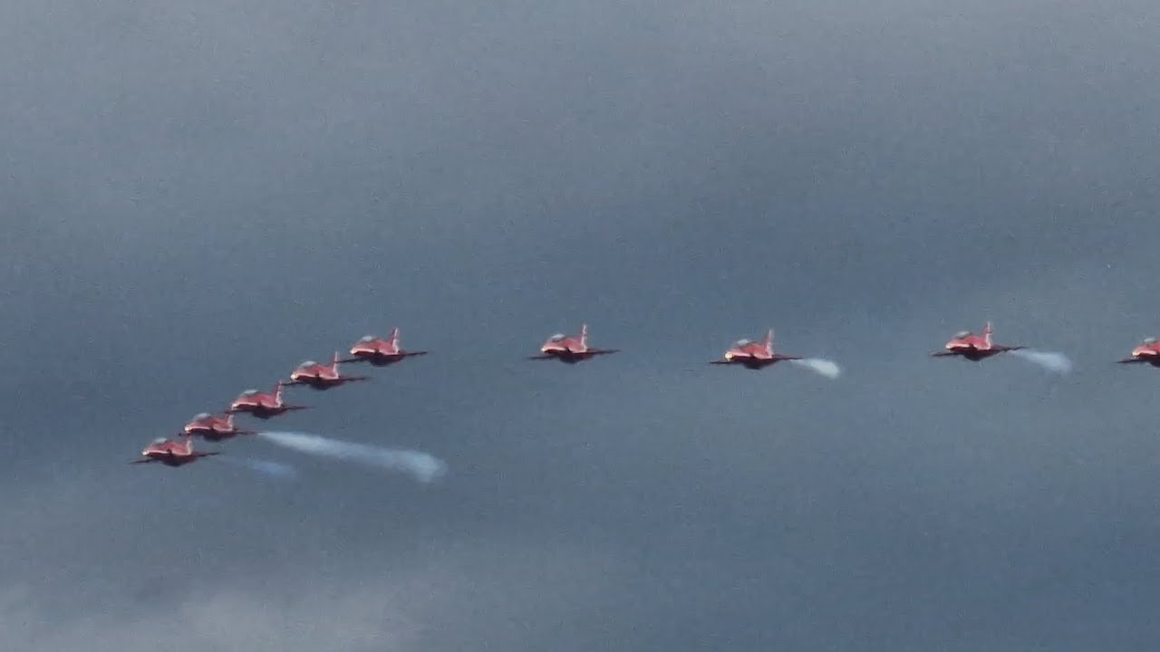 Red arrows Formation flight to overhead breaking to butter 🧈. - YouTube