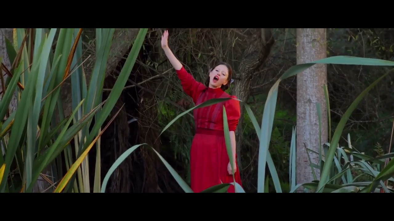 Mia Goth | Pearl | Au revoir poor Johnny 👗 - YouTube