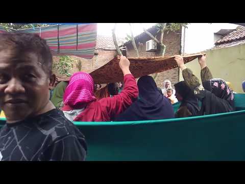 Proses memandikan jenazah wanita di Karangmojo Tasikmadu Karanganyar