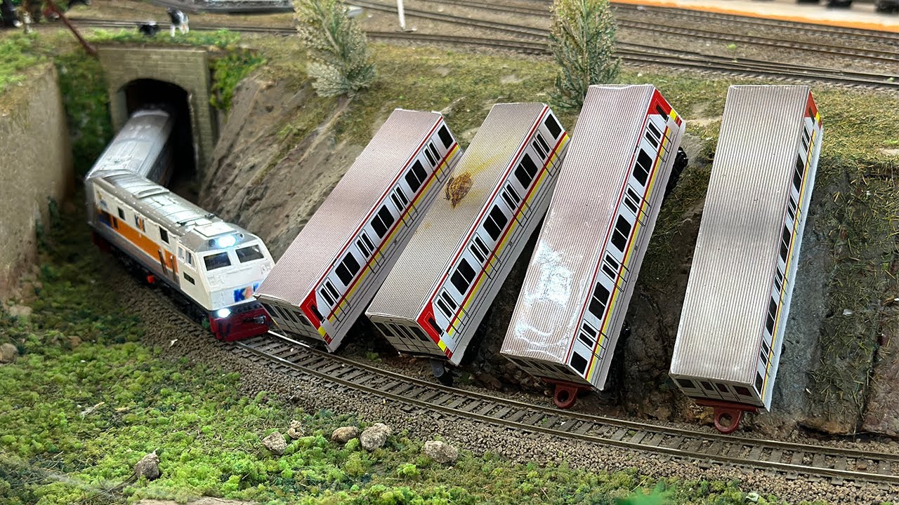 Kereta Api CC203 RC Anjlok Menabrak Tumpukan Gerbong Kereta Listrik KRL ...