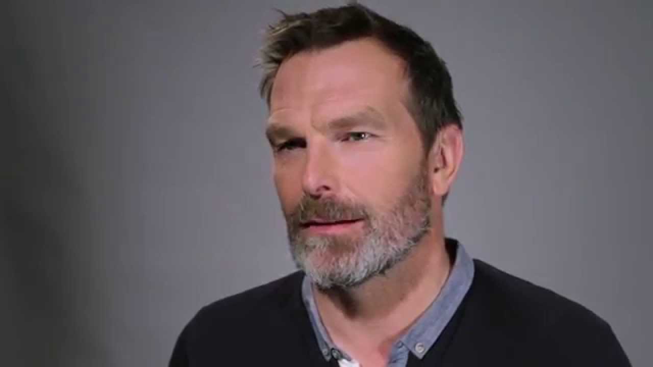 Jólapeysan - Logi Bergmann Eiðsson - YouTube