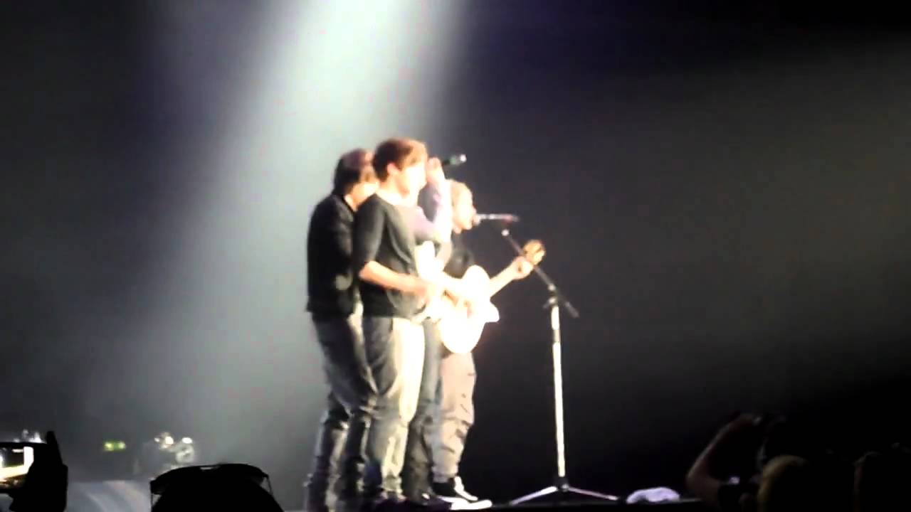 One Direction - Grenade with Niall playing his guitar - YouTube