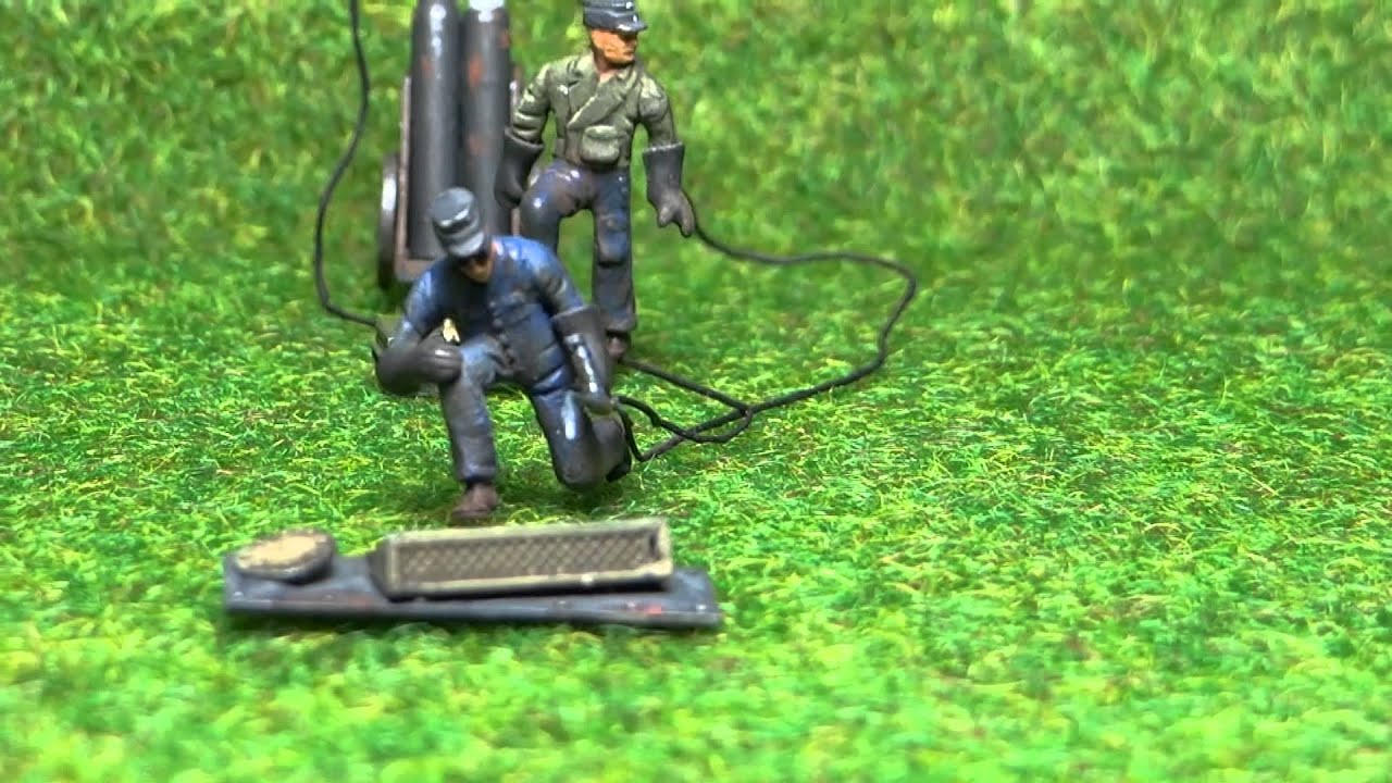 1/72 WW2 German mechanics with welding set - YouTube