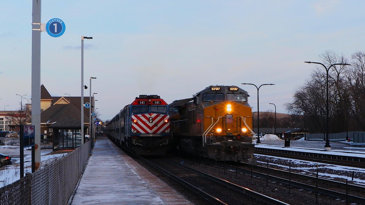 A Metra and a Freight Train Meet - YouTube