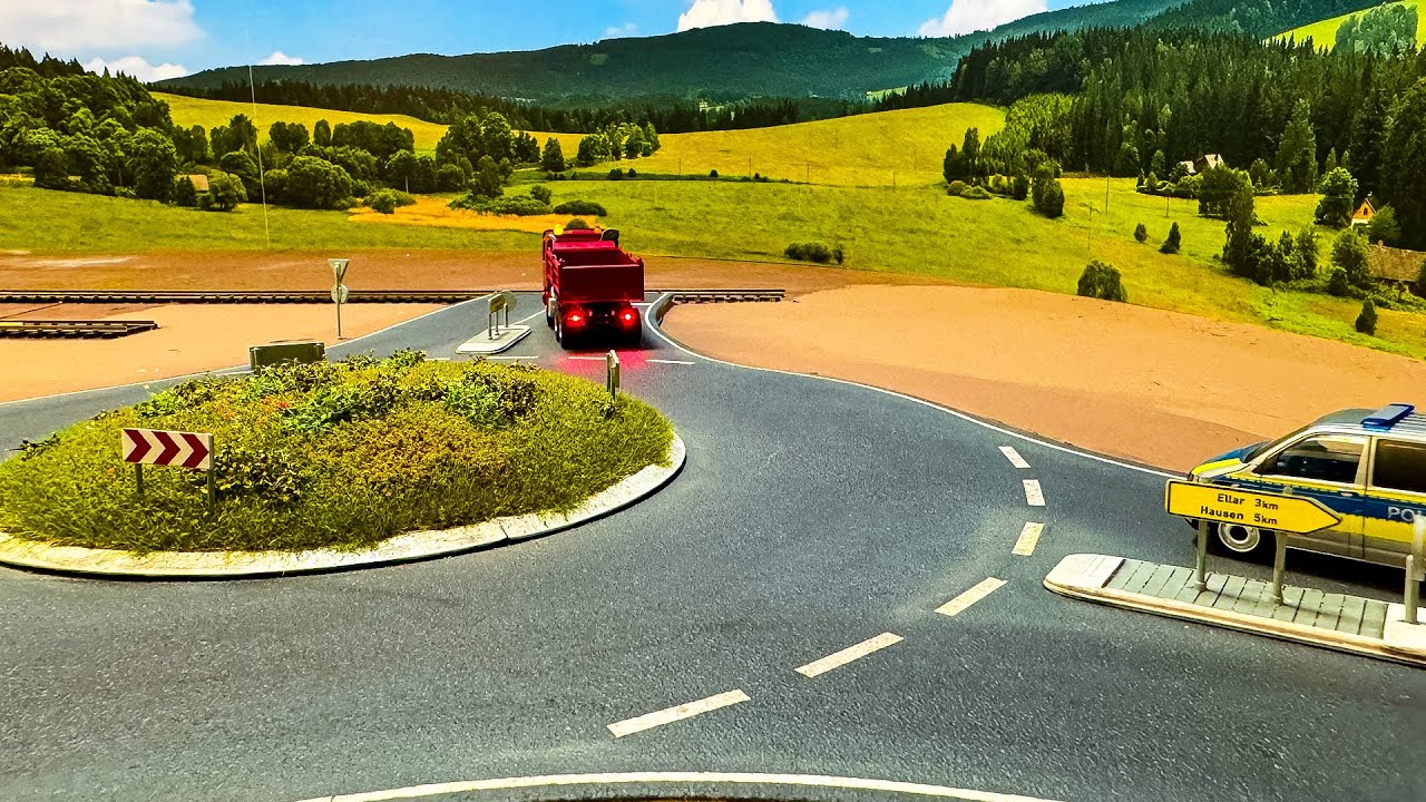 It's going GREEN! 🌳🍀 The finale at the traffic circle | CarMotion | H0 ...