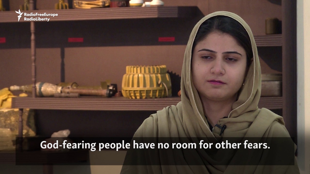 Pakistan's First Female Bomb Disposal Officer - YouTube