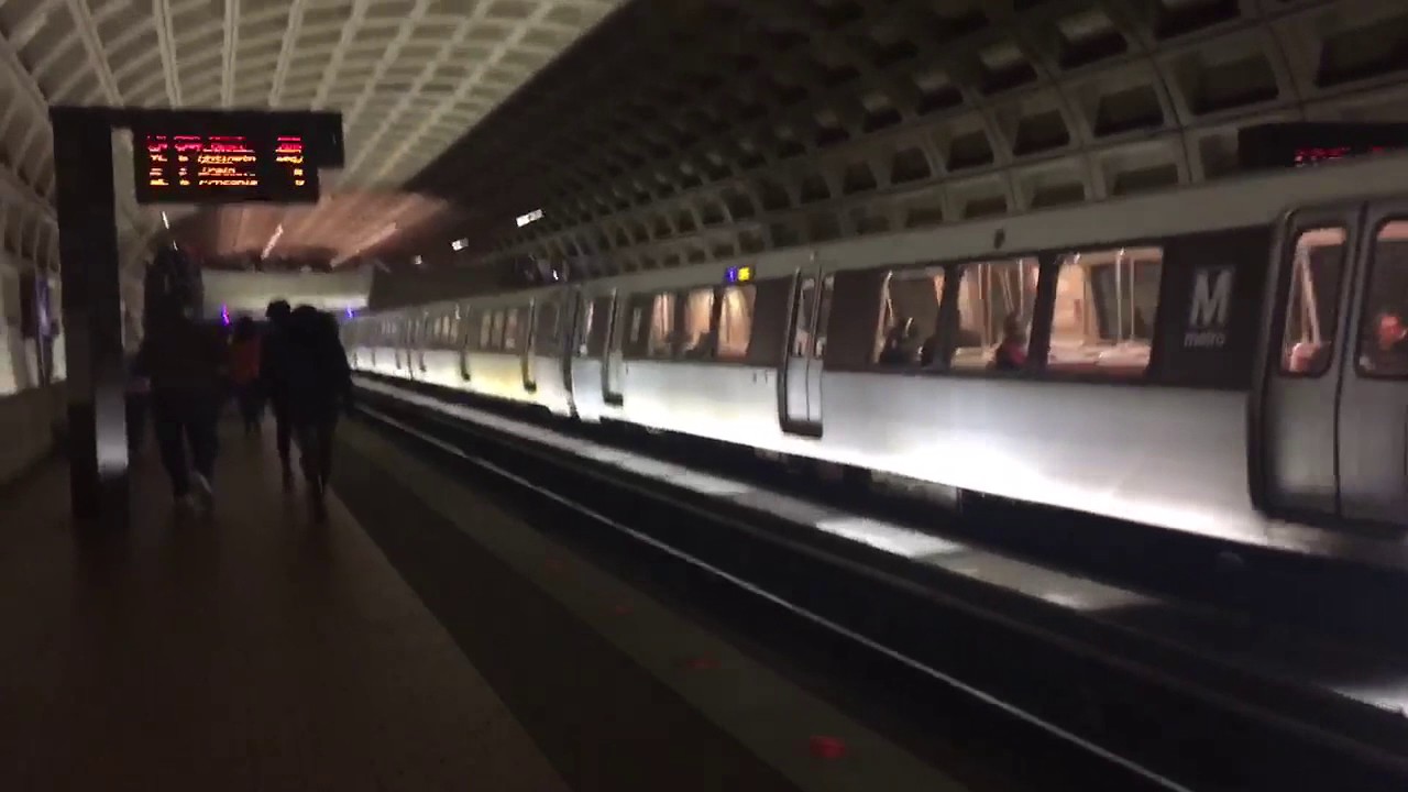 WMATA Yellow And Blue Line trains at Pentagon City - YouTube